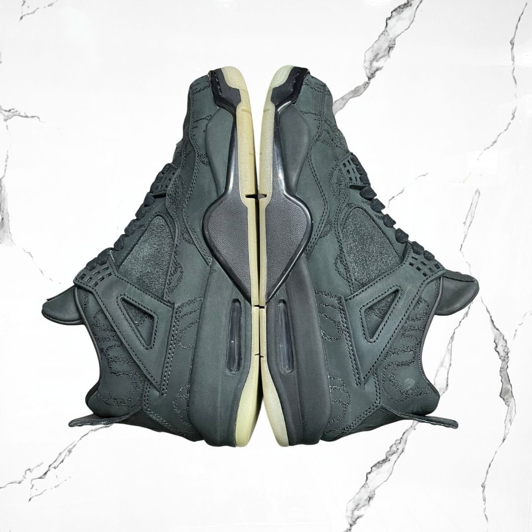 Jordan 4 Kaws Black (De Uso) – Urban Utility